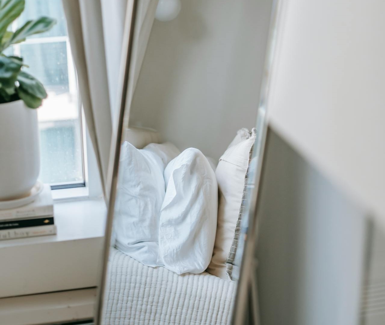 7 Spooky Superstitions About Mirrors In The Bedroom - Daily Inspiration ...